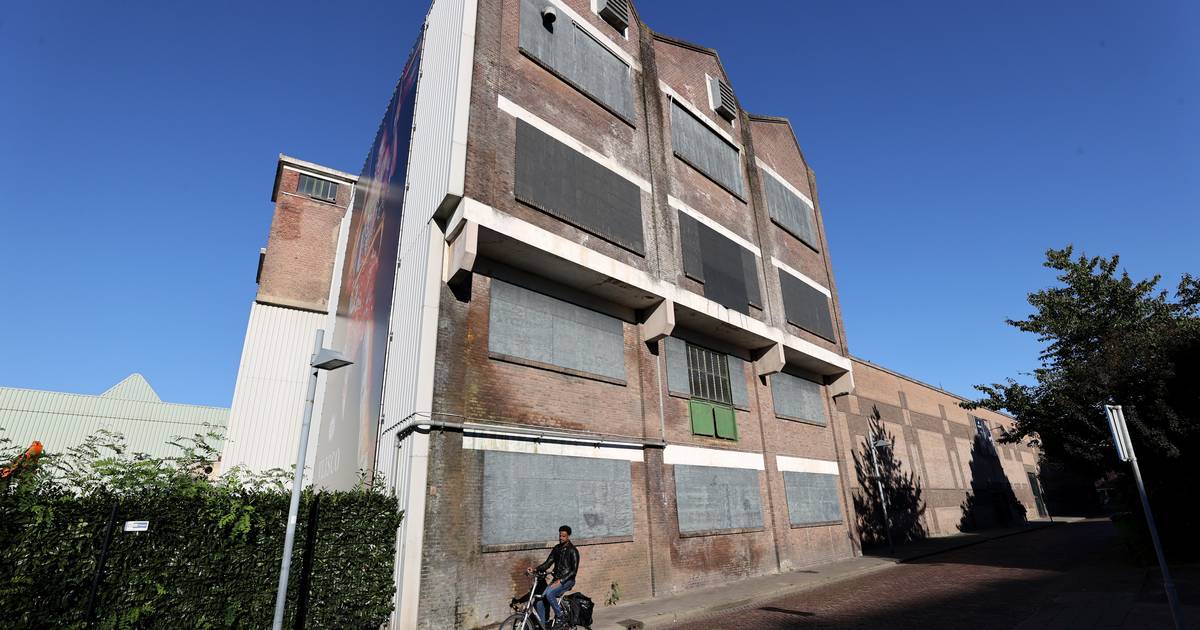 Wat moet er gebeuren met dit gebouw midden in Helmond? ‘Hoe het erbij ... Wat moet er gebeuren met dit gebouw midden in Helmond? ‘Hoe het erbij ...