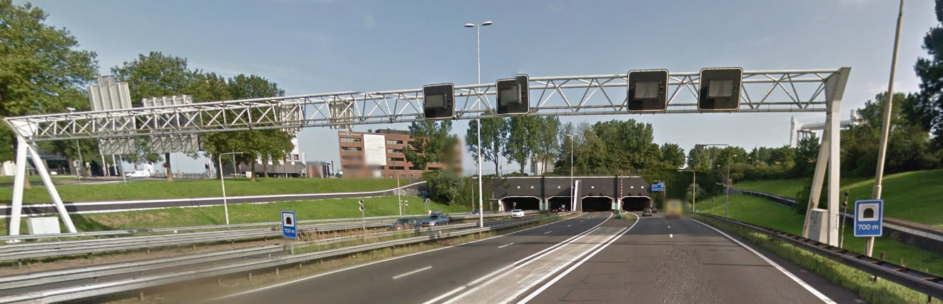 File op A16 door ongeluk bij Drechttunnel, een rijstrook dicht | Foto ...