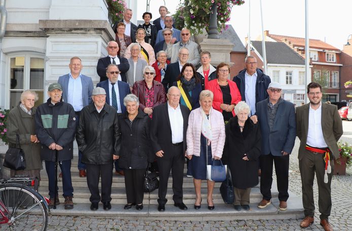 Gemeente zet jubilarissen in de bloemetjes | Lebbeke | hln.be