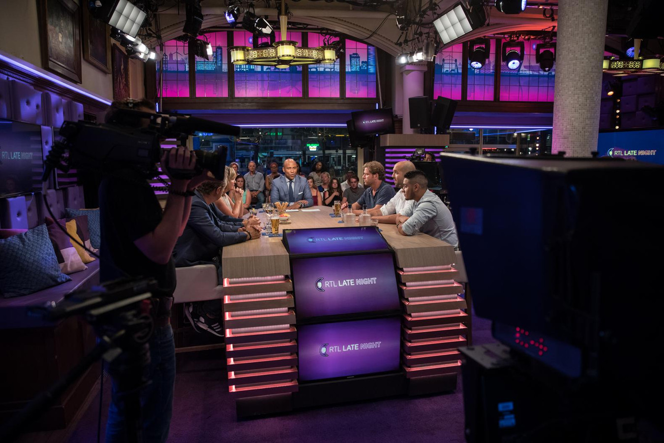 RTL Late Night komt straks live uit De Hallen | Foto | AD.nl