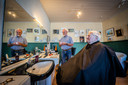 De kapper die eigenlijk geen kapper wilde worden knipt al 71 jaar: ‘Ik ...