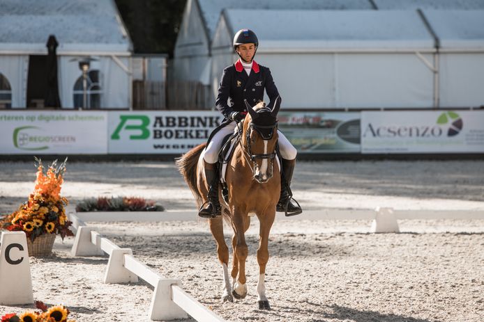 Britse amazone Sarah Bullimore leidt de dans na eerste dressuurdag ...