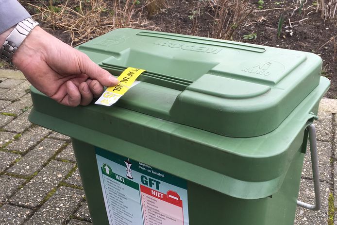 Scouts Rumst kuisen groene gft-bakken uit | Rumst | hln.be