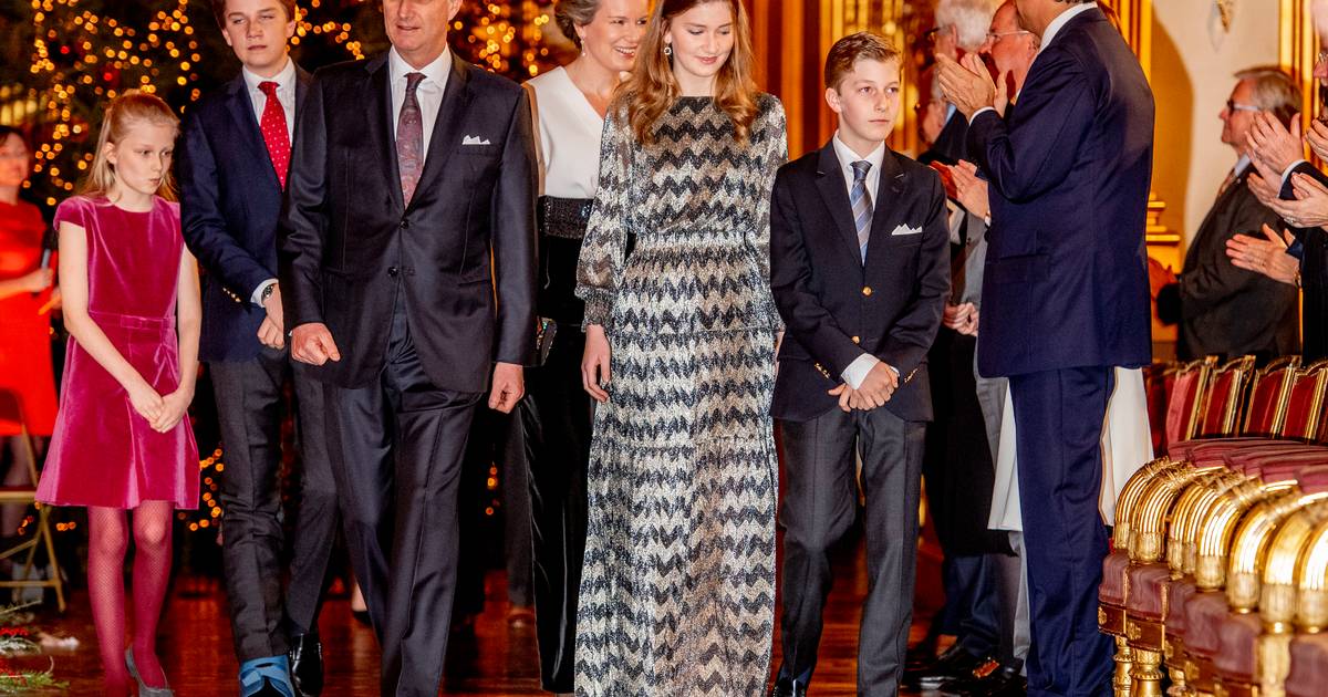 Het kerstconcert op het koninklijk paleis: prins Gabriël in het gips en ...