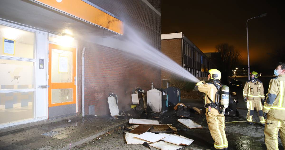 Grofvuil in brand aan Poptahof Noord: schade aan luifel en ondergrondse ...