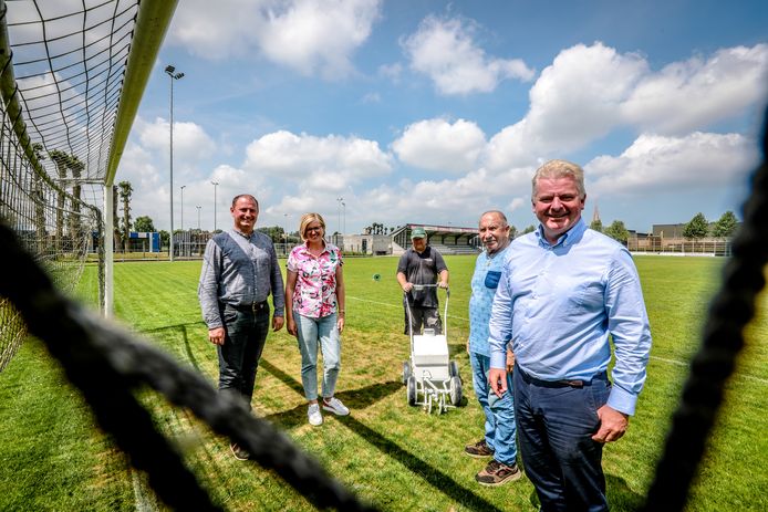 Nieuwe ledverlichting voor voetbalploeg KWS Oudenburg | Oudenburg | hln.be