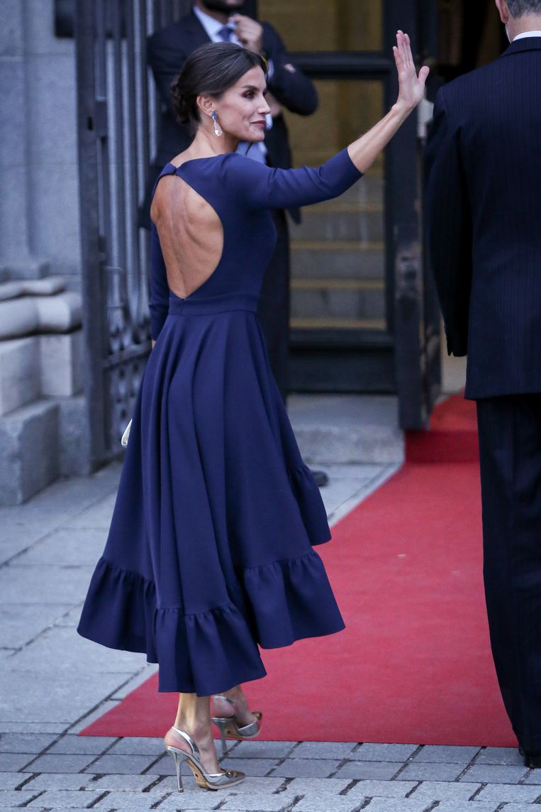 Koningin Letizia laat gespierde rug zien in sexy jurk (die je hier kunt ...