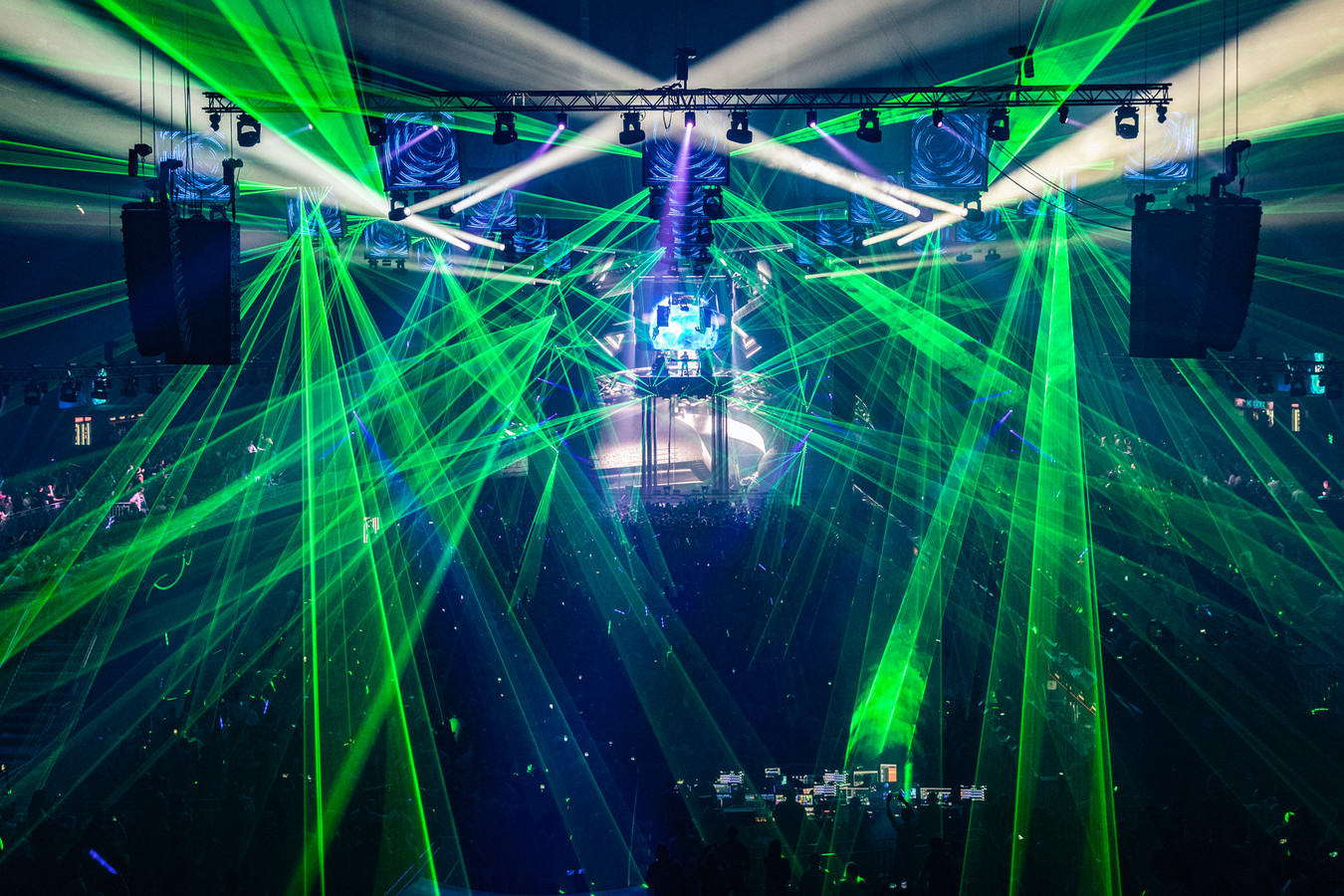 IN BEELD. Honderden lasers op nieuw Zillion-feest in uitverkocht ...