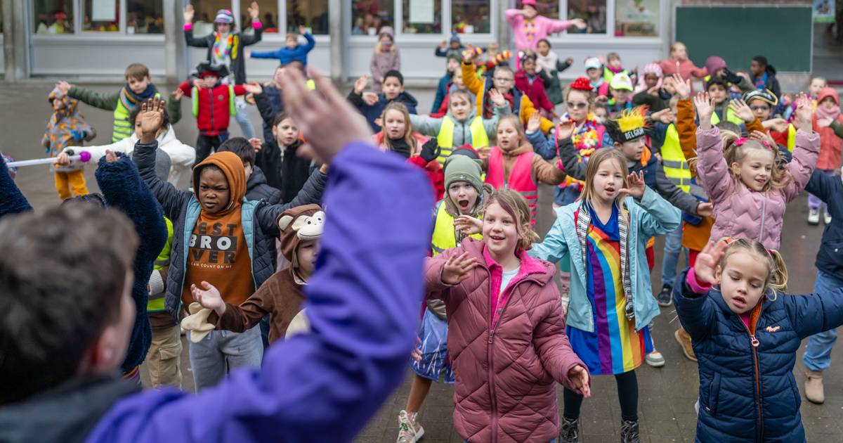 IN BEELD. Visitatieschool sluit Gekke Week af met verklede minifuif en ...