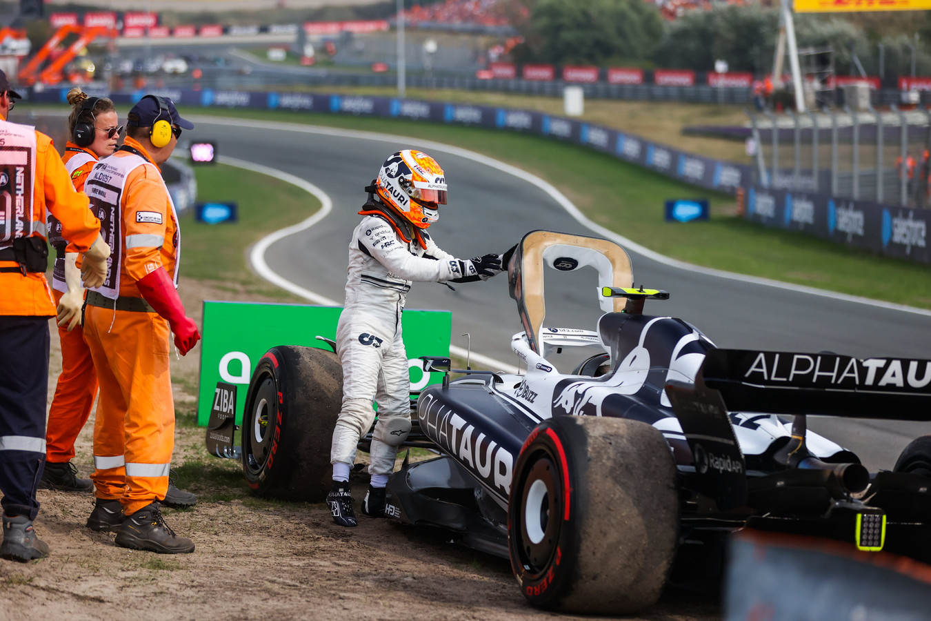 “Wij zijn het kotszakje”: Mercedes-baas Wolff reageert op furieuze ... “Wij zijn het kotszakje”: Mercedes-baas Wolff reageert op furieuze ...