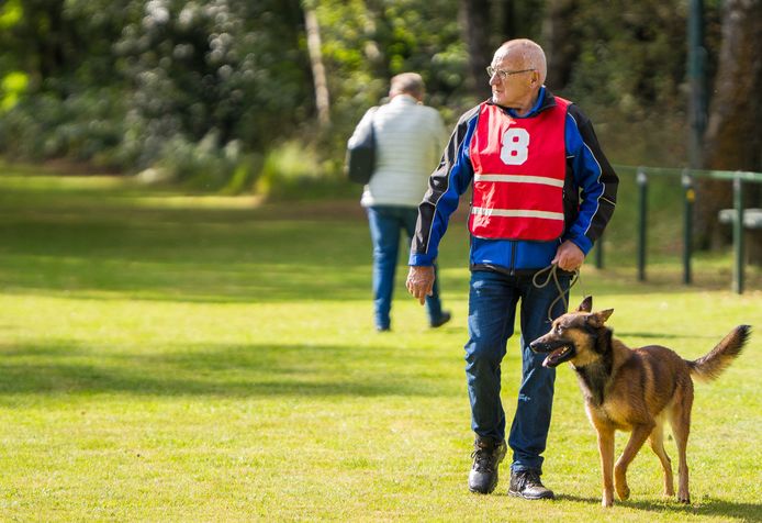 Jan uit Wierden leidde al 11 politiehonden op: 'Nu ik niet snel genoeg ...