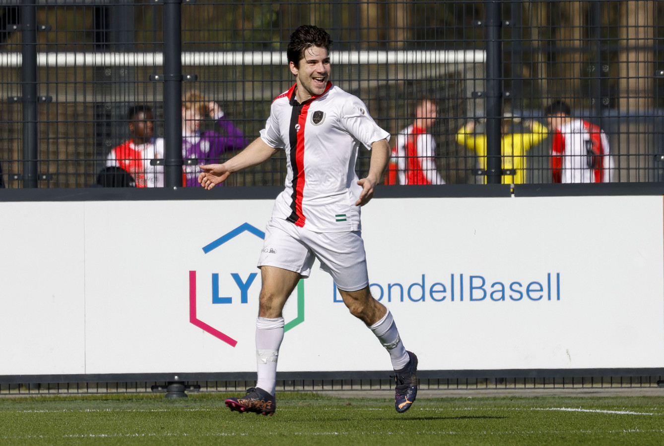 Veldspeler op doel na gebroken pink en twee rode kaarten in de rust ...