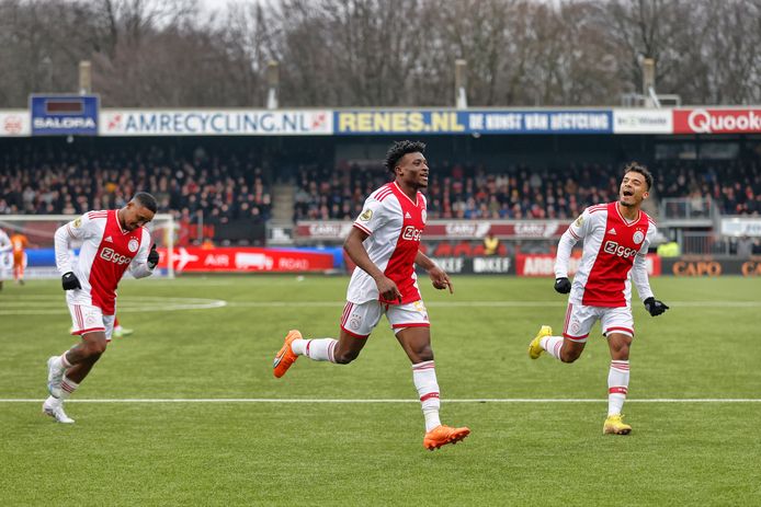 Ajax maakt bij debuut John Heitinga einde aan beroerde reeks met ruime ...