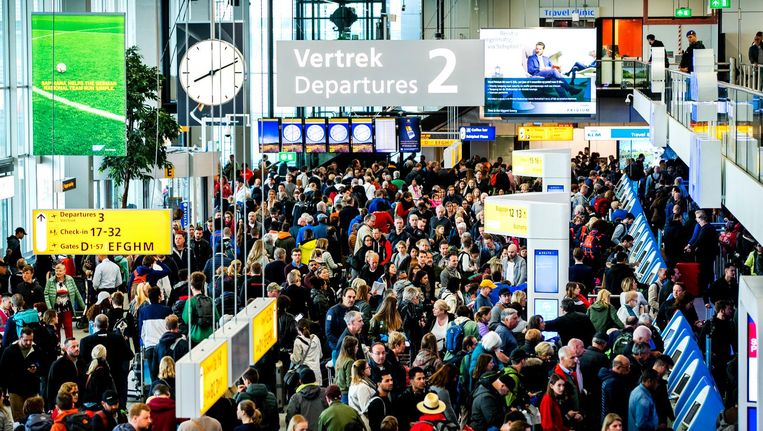 Hinder op Schiphol door grote storing | Het Parool