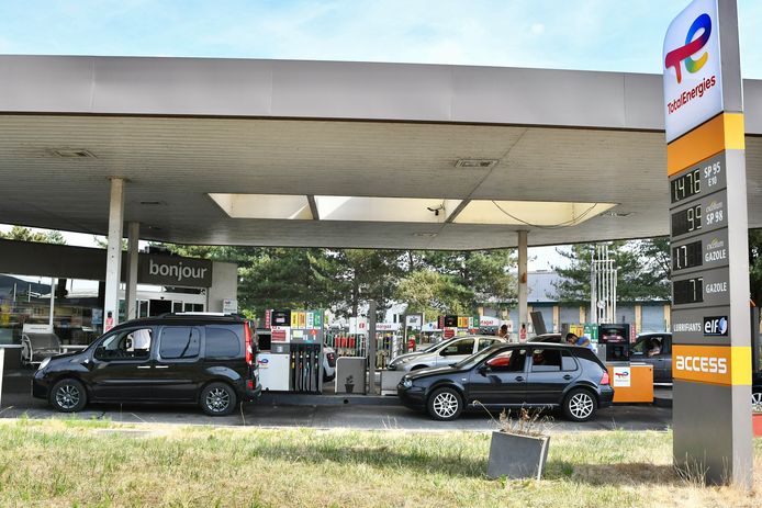 200 meter aanschuiven voor goedkopere Franse tankbeurt: “Als de ...