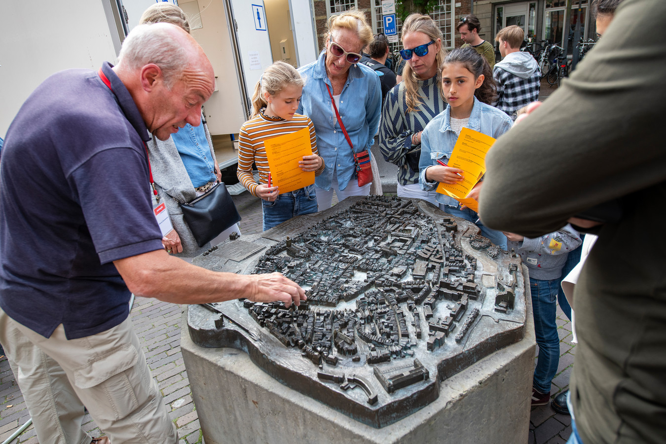 Stadsgids Marcel kan eindelijk op pad: toeristen weten Deventer en ...