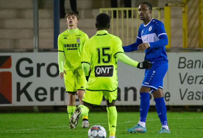 Heropgeviste Charni Ekangamene staat met Rupel Boom voor loodzware ...