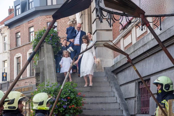 Erehaag voor huwelijk brandweerman Tim en zijn Sophie | Wetteren | hln.be