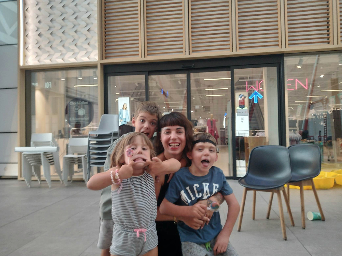 Jonge mama brengt samen met Frans modemerk collectie op de markt voor ...