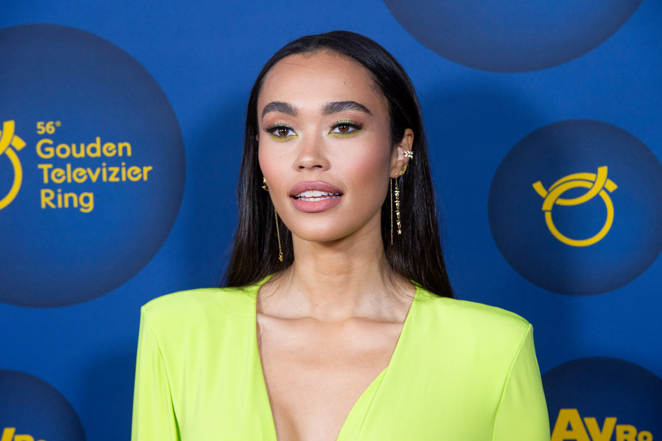 Romy verwacht straf op Instagram na borstenfoto en Helga heeft reünie ...