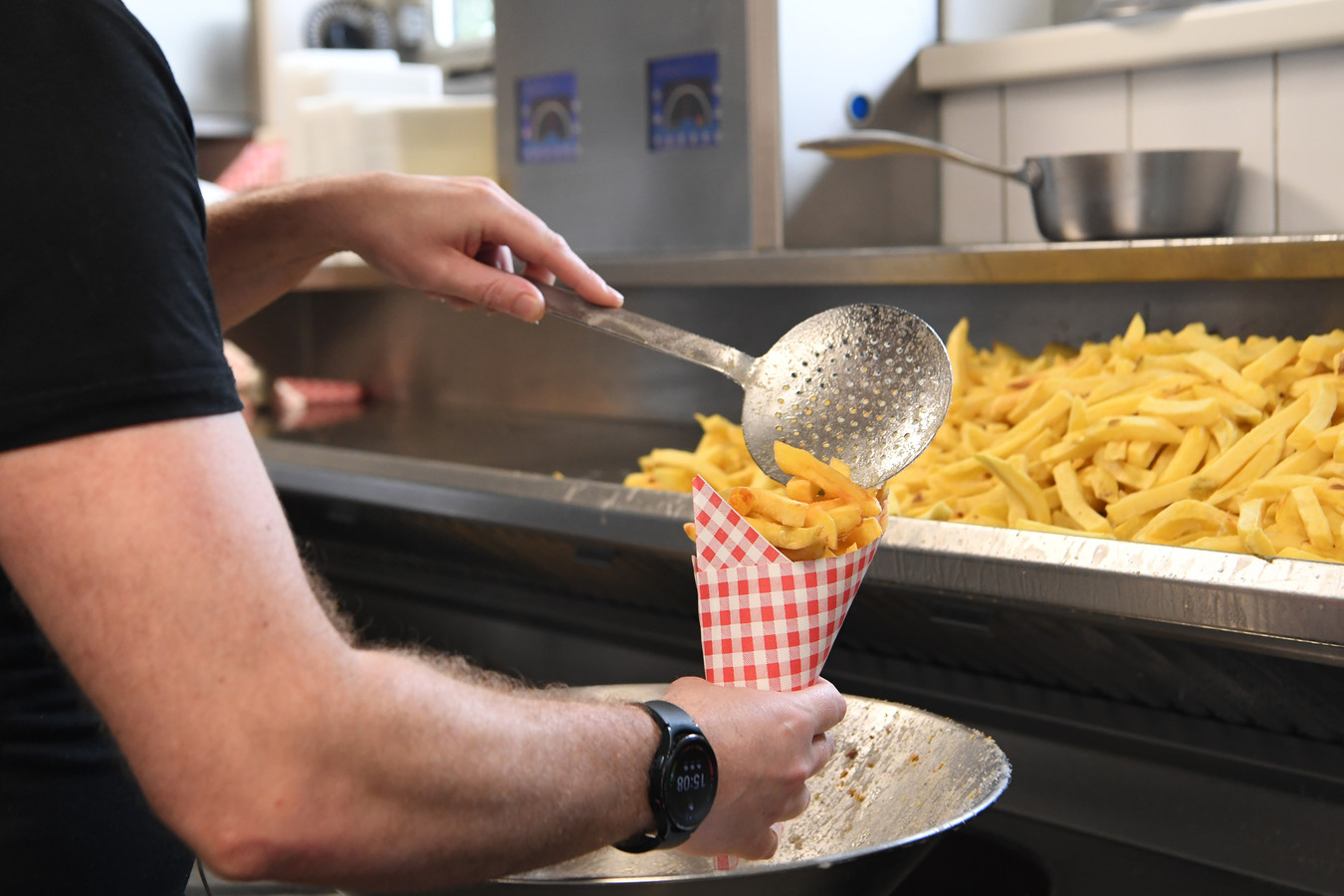 Eigenaar snackbar schudt z’n hoofd, eigen bakje voor de friet is geen ...