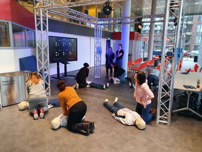 Techniek neemt de zorg steeds meer over: troostende kat voor dementen ...