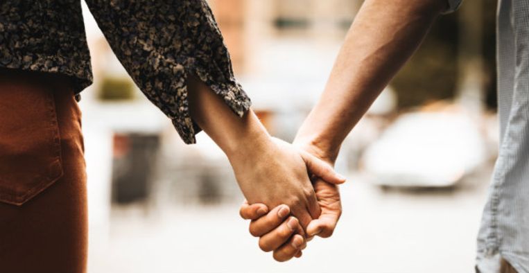 Het vasthouden van elkaars hand kan pijn verminderen | Libelle
