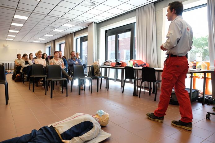 Ursulinen plaatst AED-toestel: “Maakt onze schoolomgeving hartveilig ...