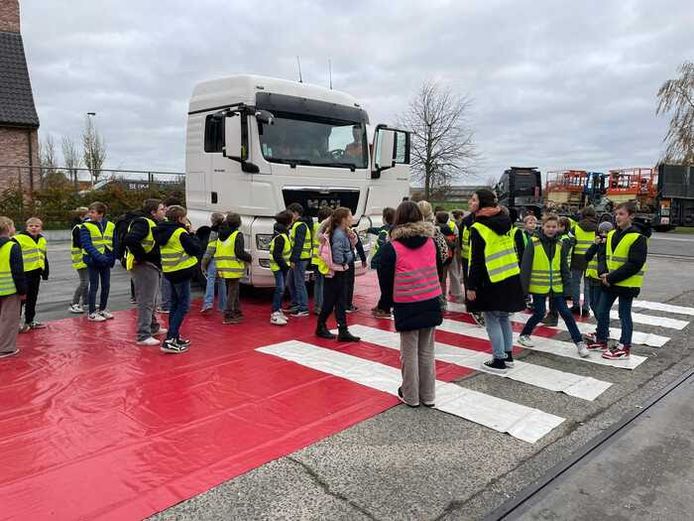 Ouderraad VBS Boezinge-Zuidschote organiseert praktijkles over dode hoeken | Ieper | hln.be