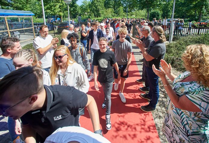 Rode loper gaat uit voor geslaagde eindexamenkandidaten Het Hooghuis in ...