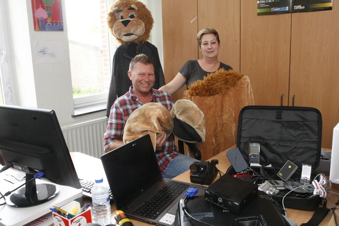 Dief breekt in bij stadhuis en steelt... Leeuwenpak (of toch deel ervan ...