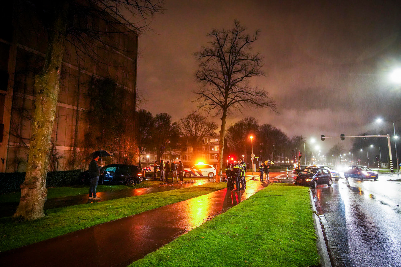 Automobilist richt ravage aan op kruispunt in Eindhoven, voertuig komt ... Automobilist richt ravage aan op kruispunt in Eindhoven, voertuig komt ...