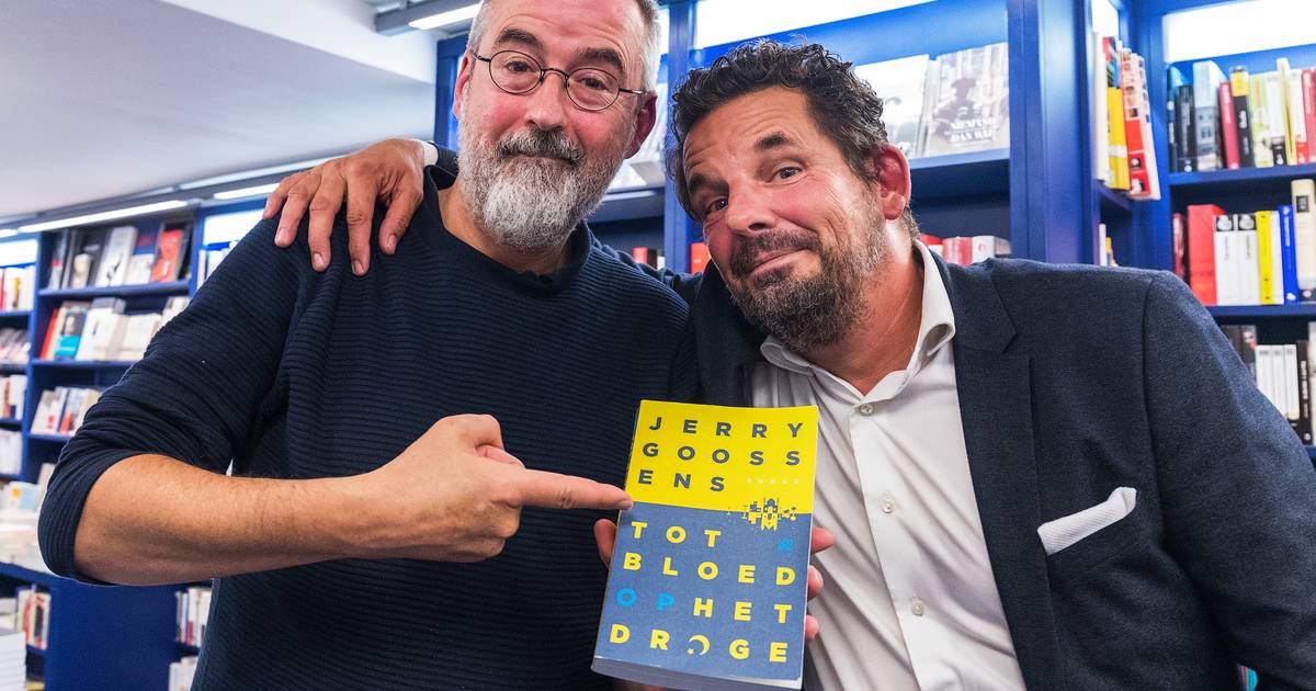 Giphart krijgt eerste exemplaar nieuwe roman Jerry Goossens | Utrecht ...