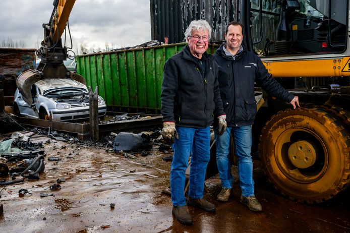 Bij bedrijf van Mark weten ze wel raad met uitgebrande auto's ...