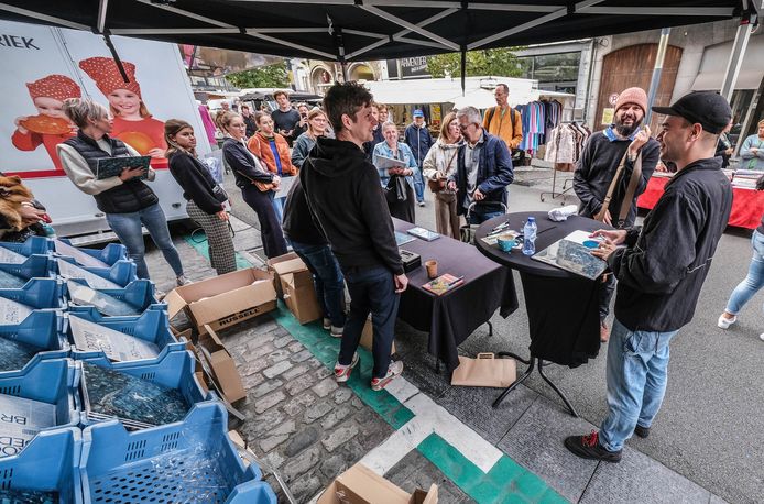 Brihang verkoopt nieuw album Droomvoeding als marktkramer: van ’s ...