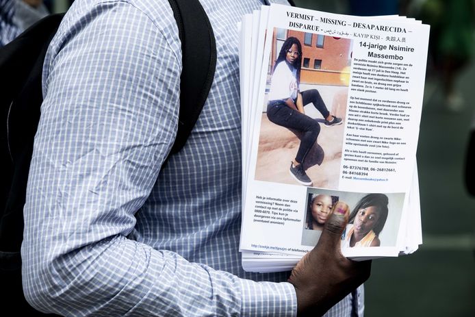 Flyeractie voor vermiste Nsimire (14) bij Den Haag Centraal | Nsimire ...