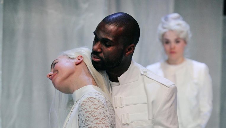 Met deze Othello bewijst Bukvic zich nu als een uitermate fantasierijke theatermaker