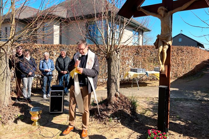 Betonnen kruisbeeld aan Dikke Kapel vervangen door oude ...