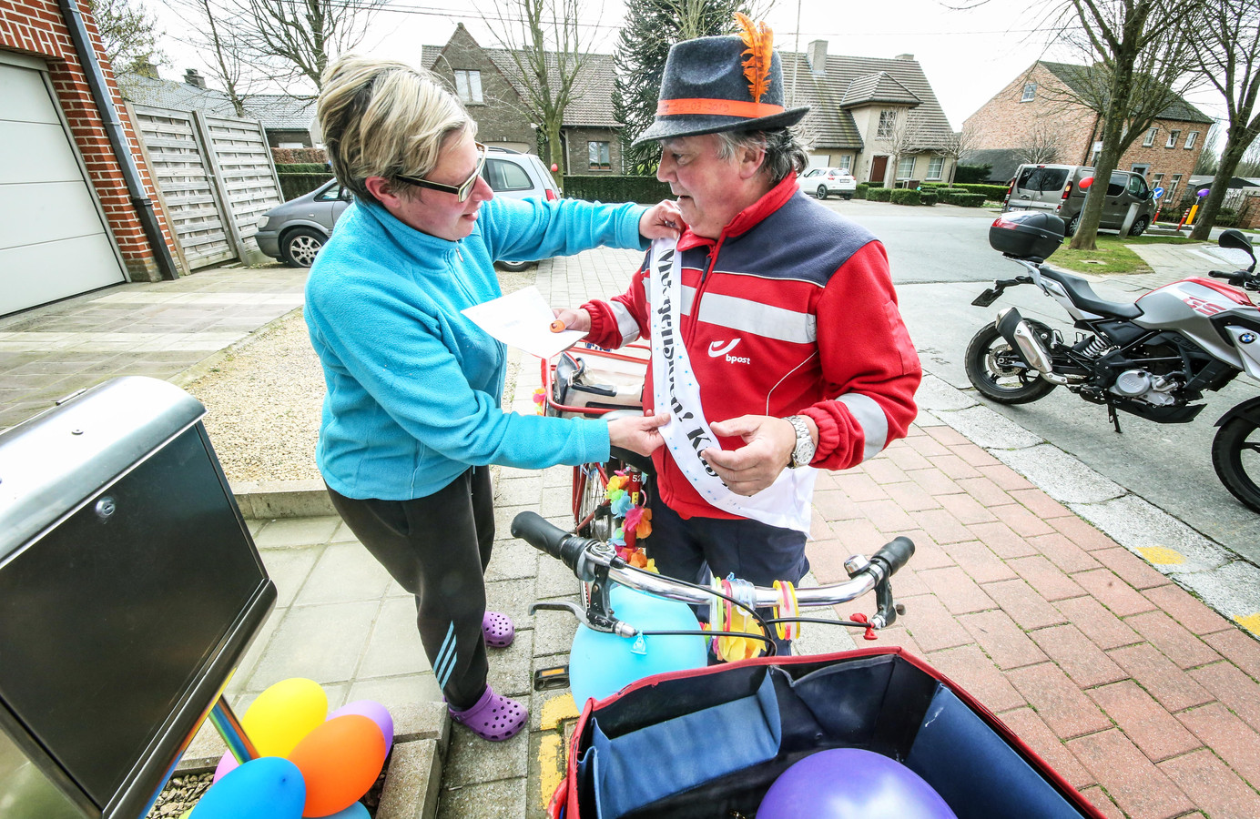 Geliefde postbode doet laatste ronde: “Zo’n goeie ‘facteur’ gaan we ...