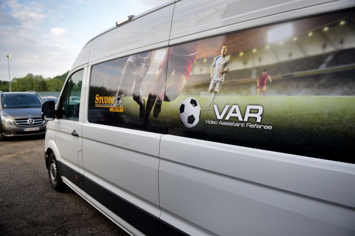 VAR-klucht van jewelste in Genk: busje komt te laat, geen ...