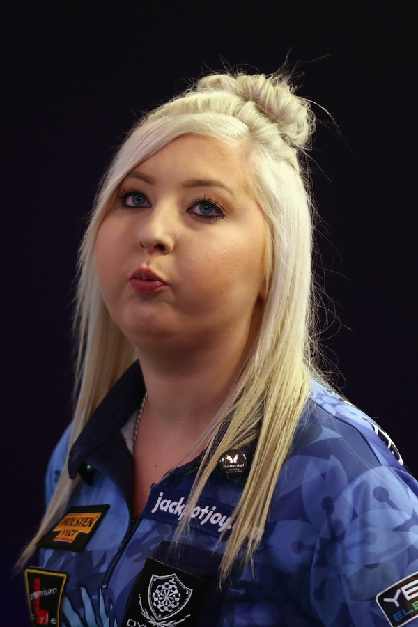 Het verhaal van dartssensatie Fallon Sherrock, de vrouw met het ...