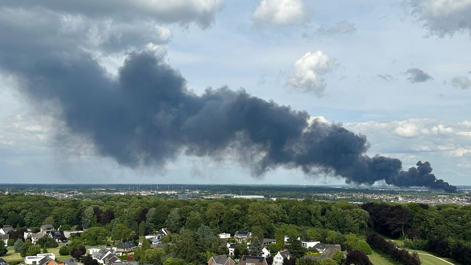 KIJK. Grote vuurbal bij uitslaande brand bij Brucargo in Machelen ...