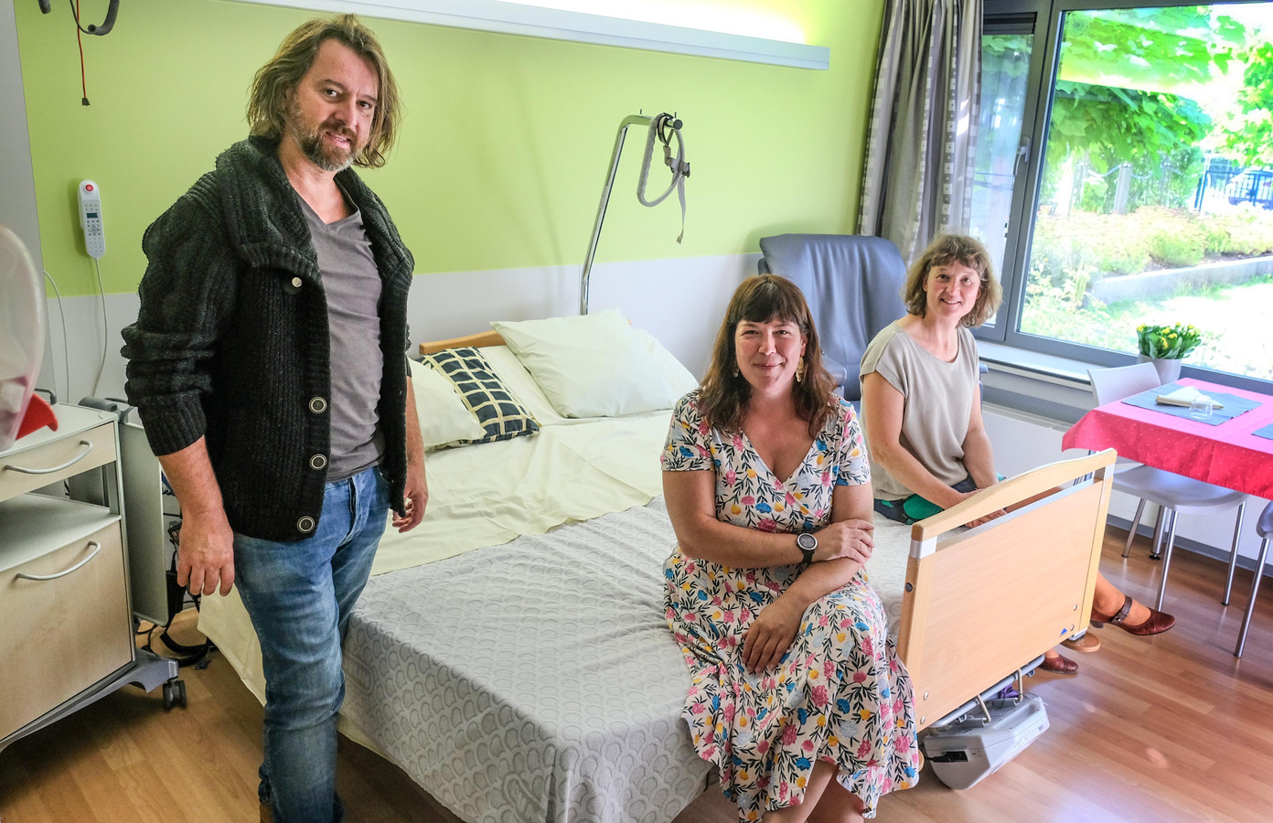 Vrouw van overleden kankerpatiënt schenkt koppelbed aan Jan Yperman Ziekenhuis: “Elkaar tijdens ...