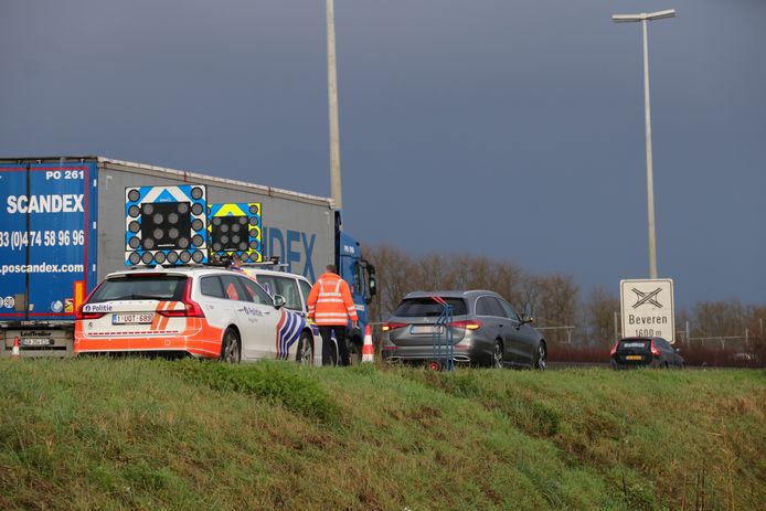 Vrouw (53) parkeert zich op pechstrook E34 en sterft achter stuur: uren ...