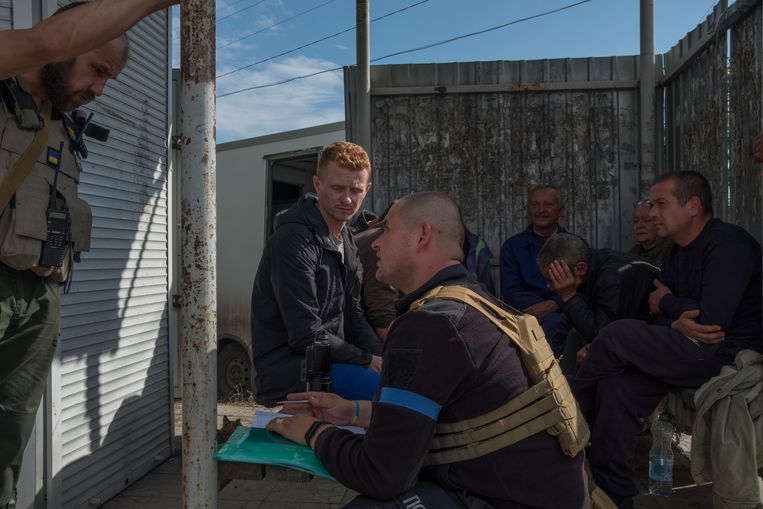 ‘De Morgen’ trok naar Izjoem, waar 450 mensen in de bossen werden ...