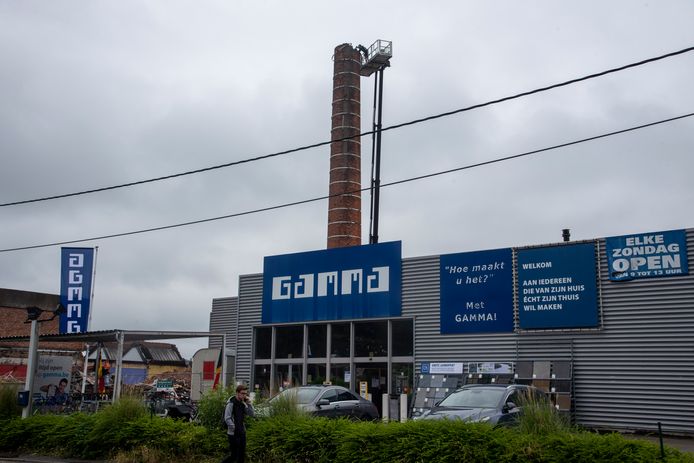 Oude fabrieksschouw Gamma wordt steen voor steen afgebroken, skyline ...