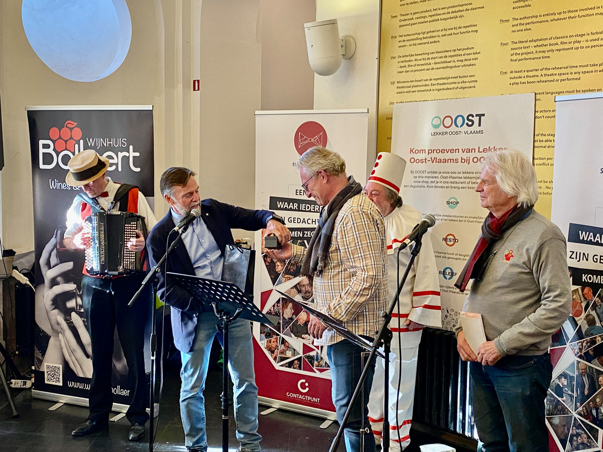 Verhalenverteller Noël (56) brengt de mooiste nieuwjaarsgroet voor Gent ...