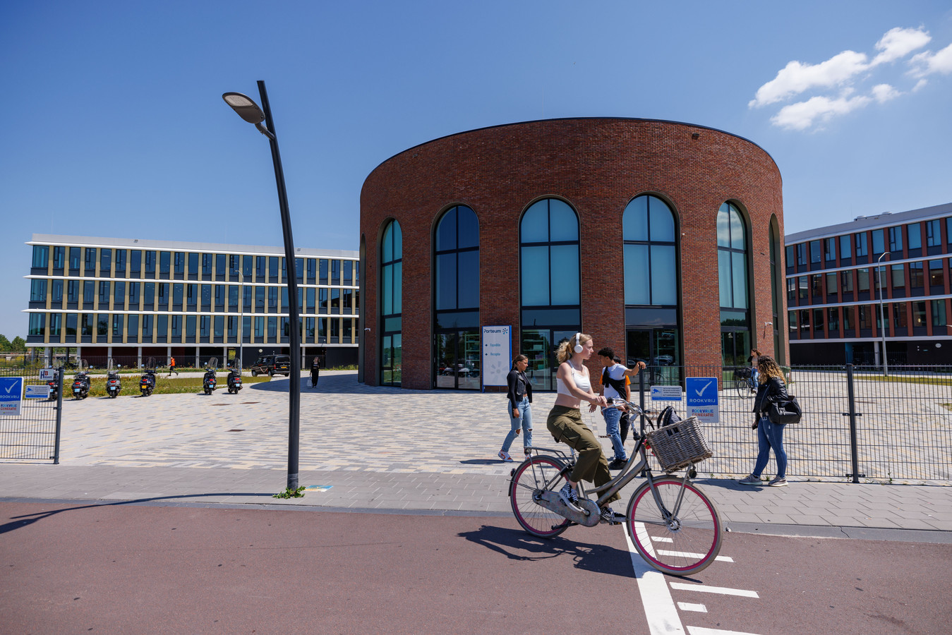 Zware mishandeling op school Porteum in Lelystad is gefilmd, zeker één ...
