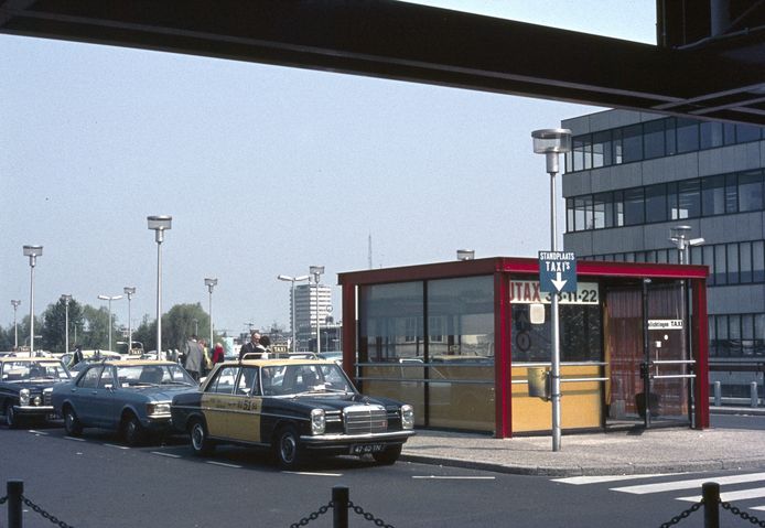 Op het taxiplateau hadden de chauffeurs in 1975 nog een kantoortje met ...
