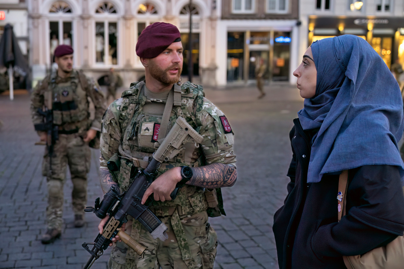 Gewapende Rode Baretten in de Bossche binnenstad: ‘We zijn er voor uw ...